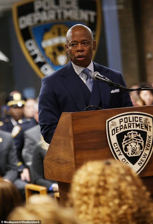 Graduates Of New York School Of Law Turn Their Backs On Nyc Mayor Eric